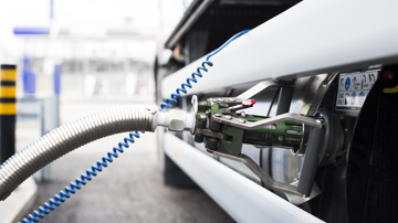 LNG hitting the roads – Volvo’s new LNG-powered truck refueled for the ...